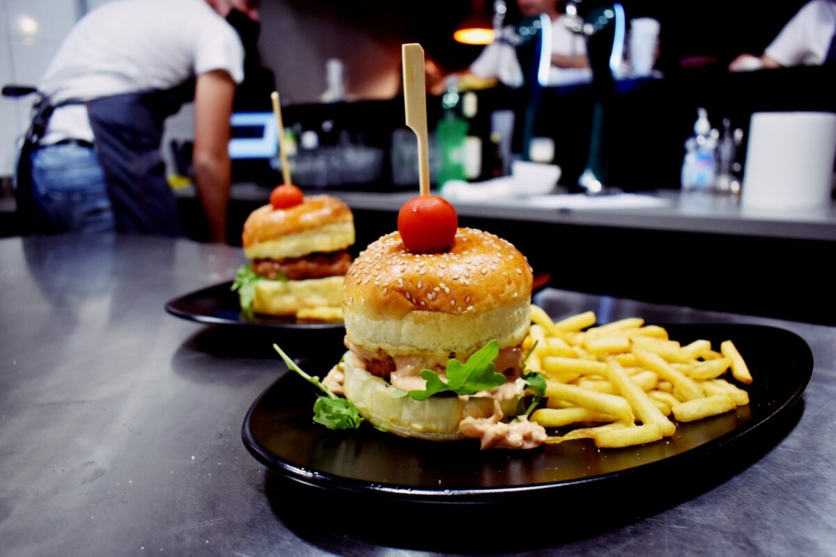 Chef Ante Ojdanić otvorio “Street food 21210” - Magazin za turizam i ...